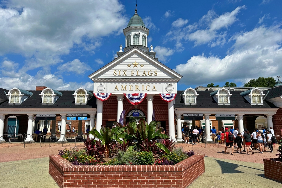 Restaurants at Six Flags America • Menus and Prices • theme park bites